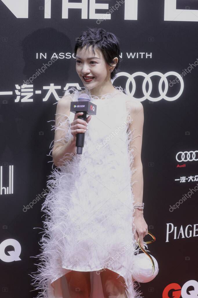 La cantante y actriz taiwanesa Amber Kuo Tsai-chieh aparece vestida de blanco, mostrando su ...