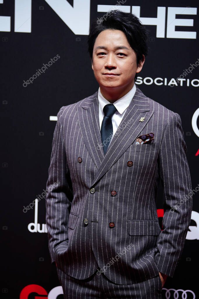 El actor chino Pan Yueming aparece en traje gris en la alfombra roja para los GQ Men of The Year ...