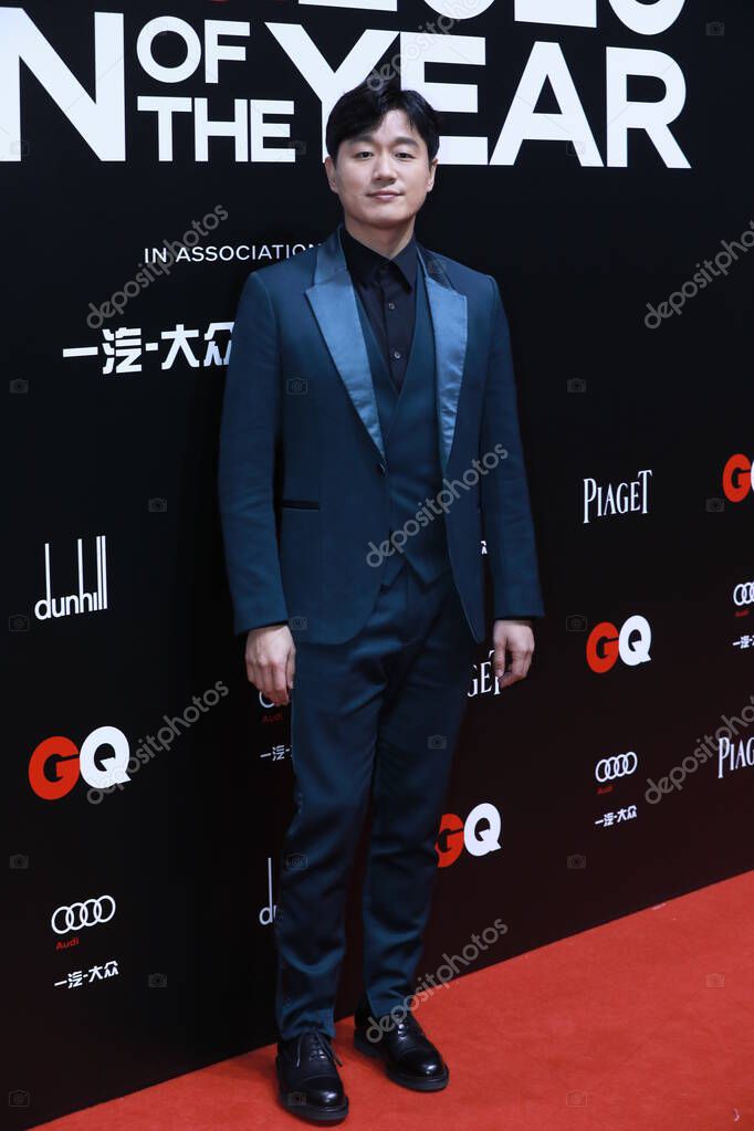 El actor y cantante chino Tong Dawei aparece en traje azul profundo en la alfombra roja para los ...