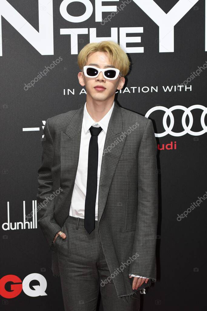 El actor y cantante chino Fei Qiming aparece con gafas de sol y pelo ...