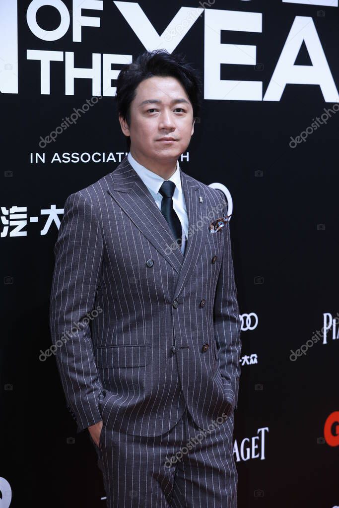 El actor chino Pan Yueming aparece en traje gris en la alfombra roja para los GQ Men of The Year ...