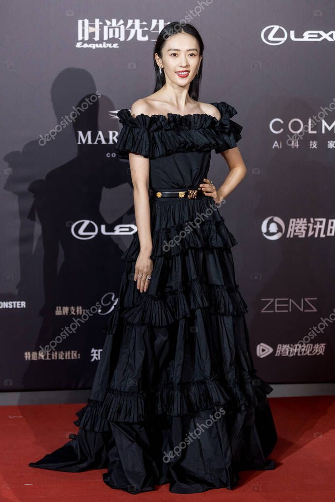 La actriz china Tong Yao asiste a la gala anual de Esquire China en Shanghai, China, 10 de ...