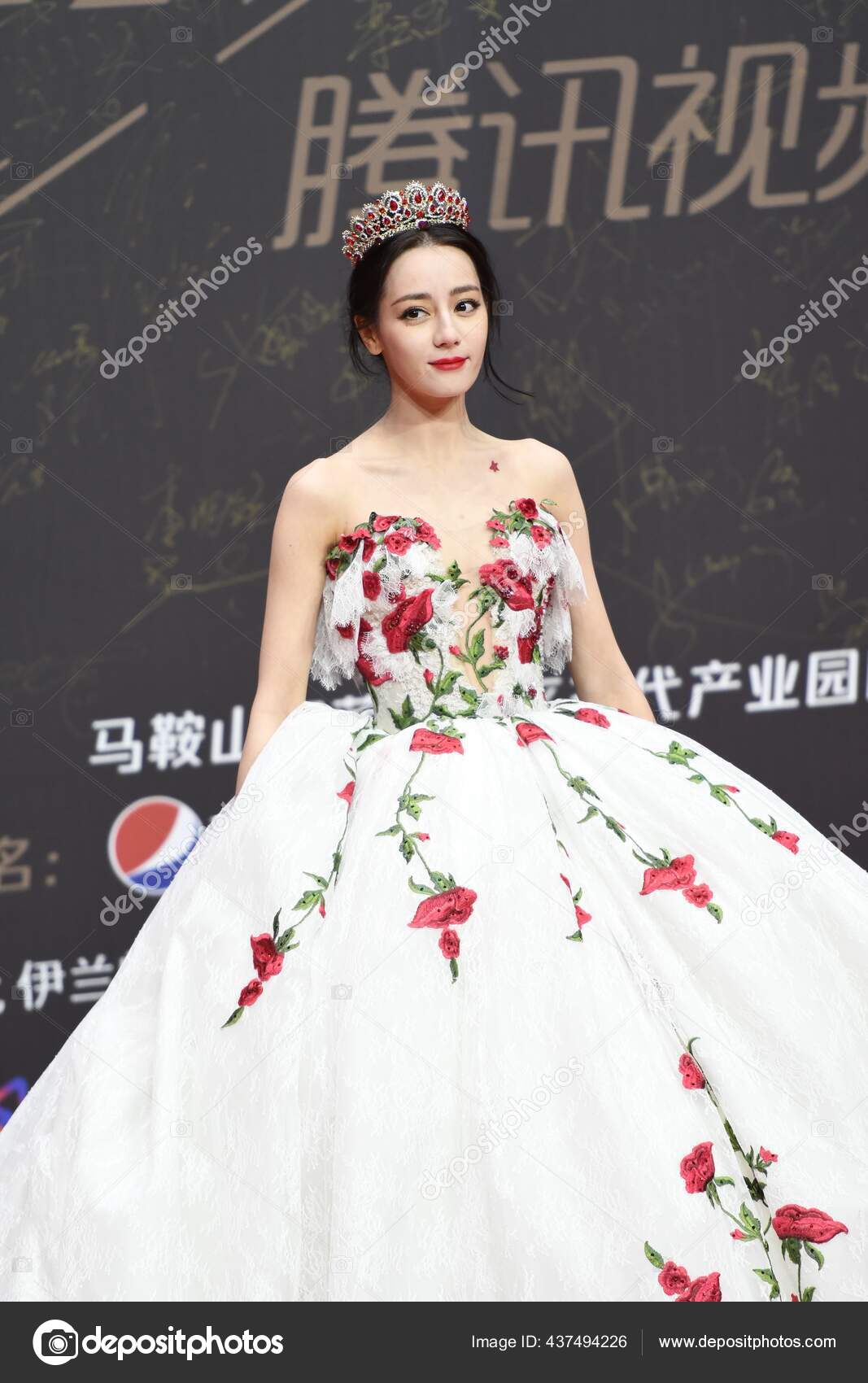 Atriz Cantora Modelo Chinesa Etnia Uigur Dilireba Vestindo Com Vestido ...