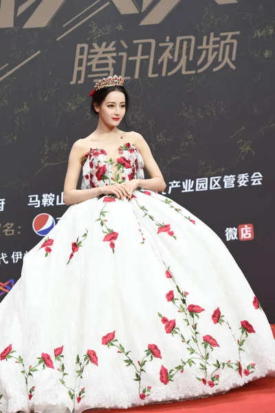 Atriz Cantora Modelo Chinesa Etnia Uigur Dilireba Vestindo Com Vestido ...