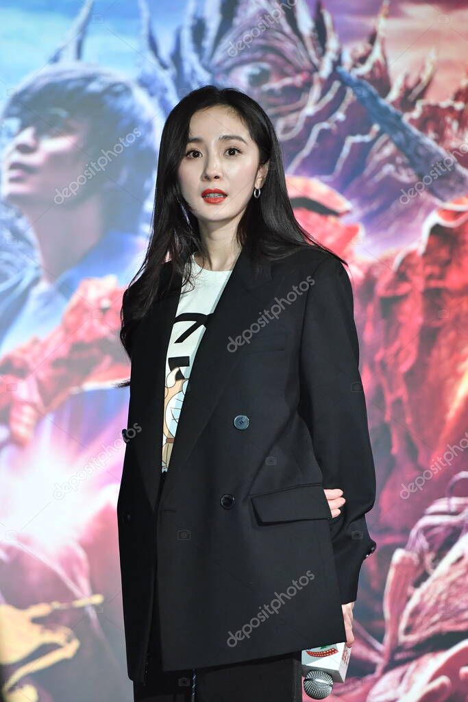 La actriz y cantante china Yang Mi, vestida con un traje negro, asiste ...