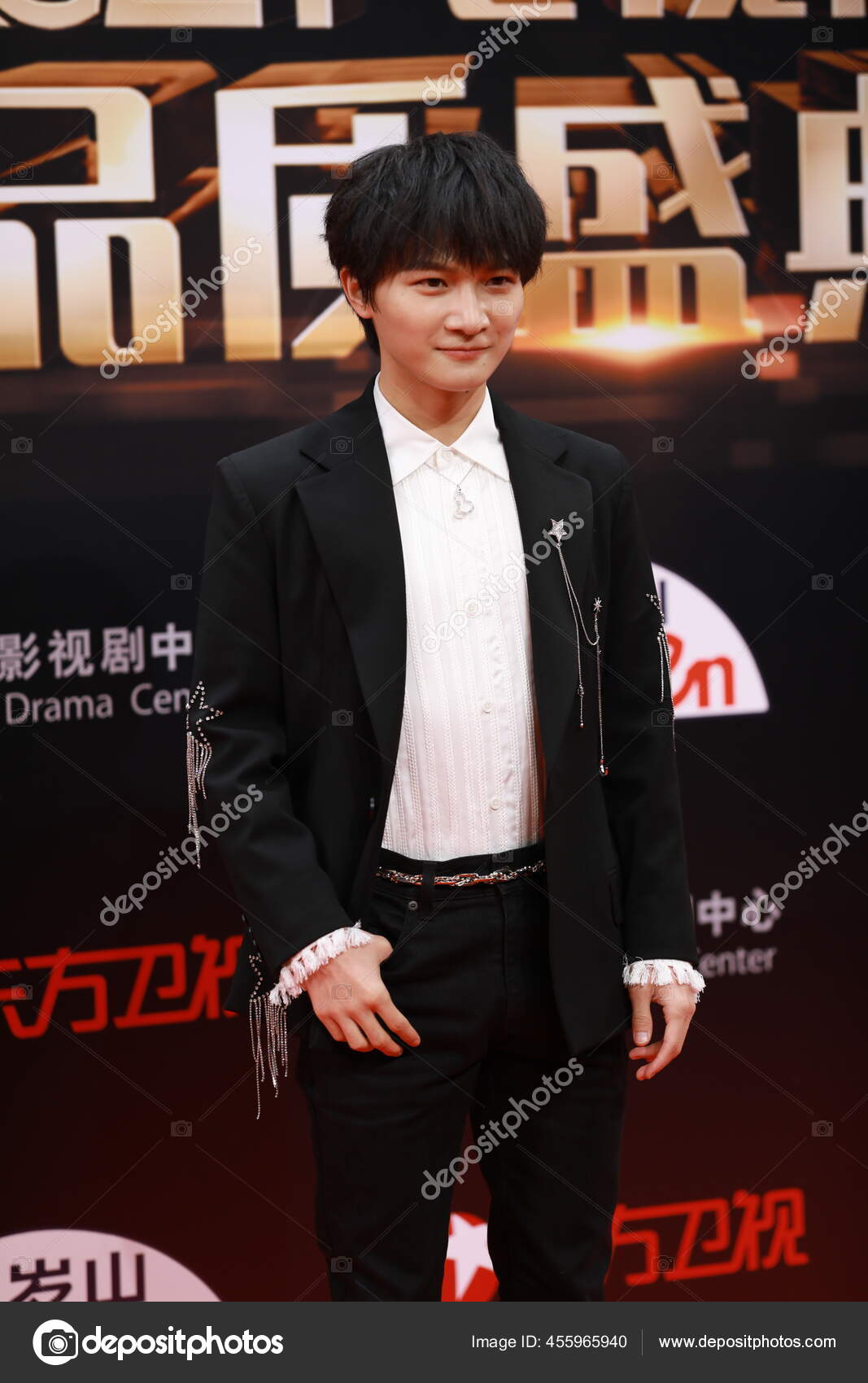 Cantor Chinês Zhou Shen Também Conhecido Como Charlie Zhou Aparece ...