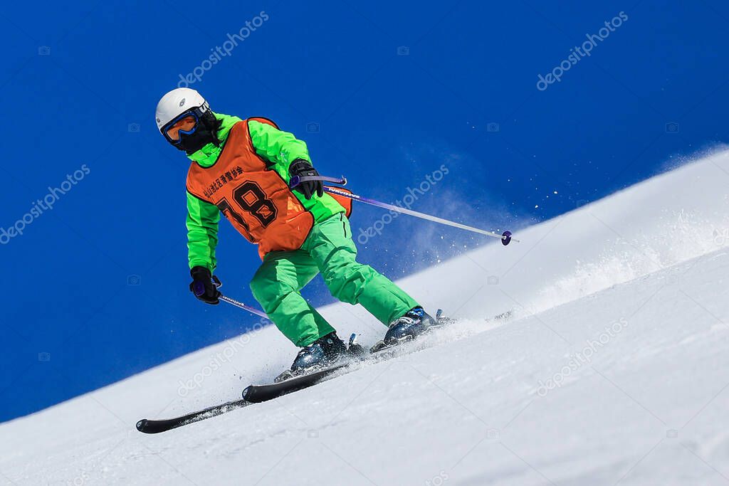 La foto muestra la primera competición de esquí alpino "Spring Snow Cup ...