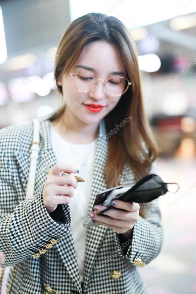 La cantante y actriz china Jin Sha, más conocida como Kym, llega a un ...