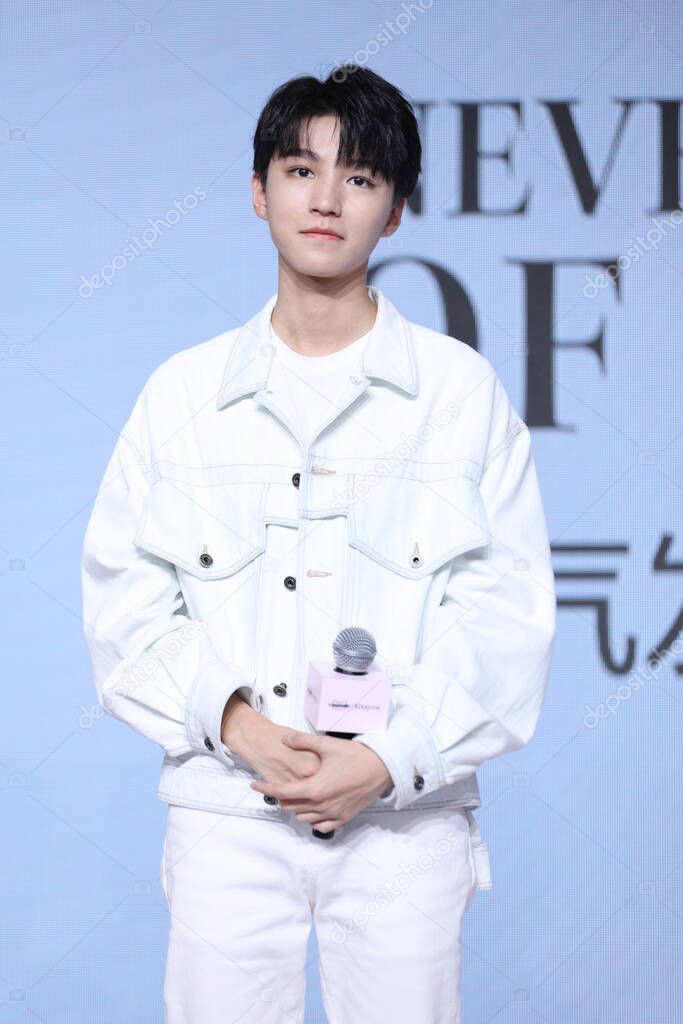 El cantante y actor chino Wang Junkai, también conocido como Karry Wang ...