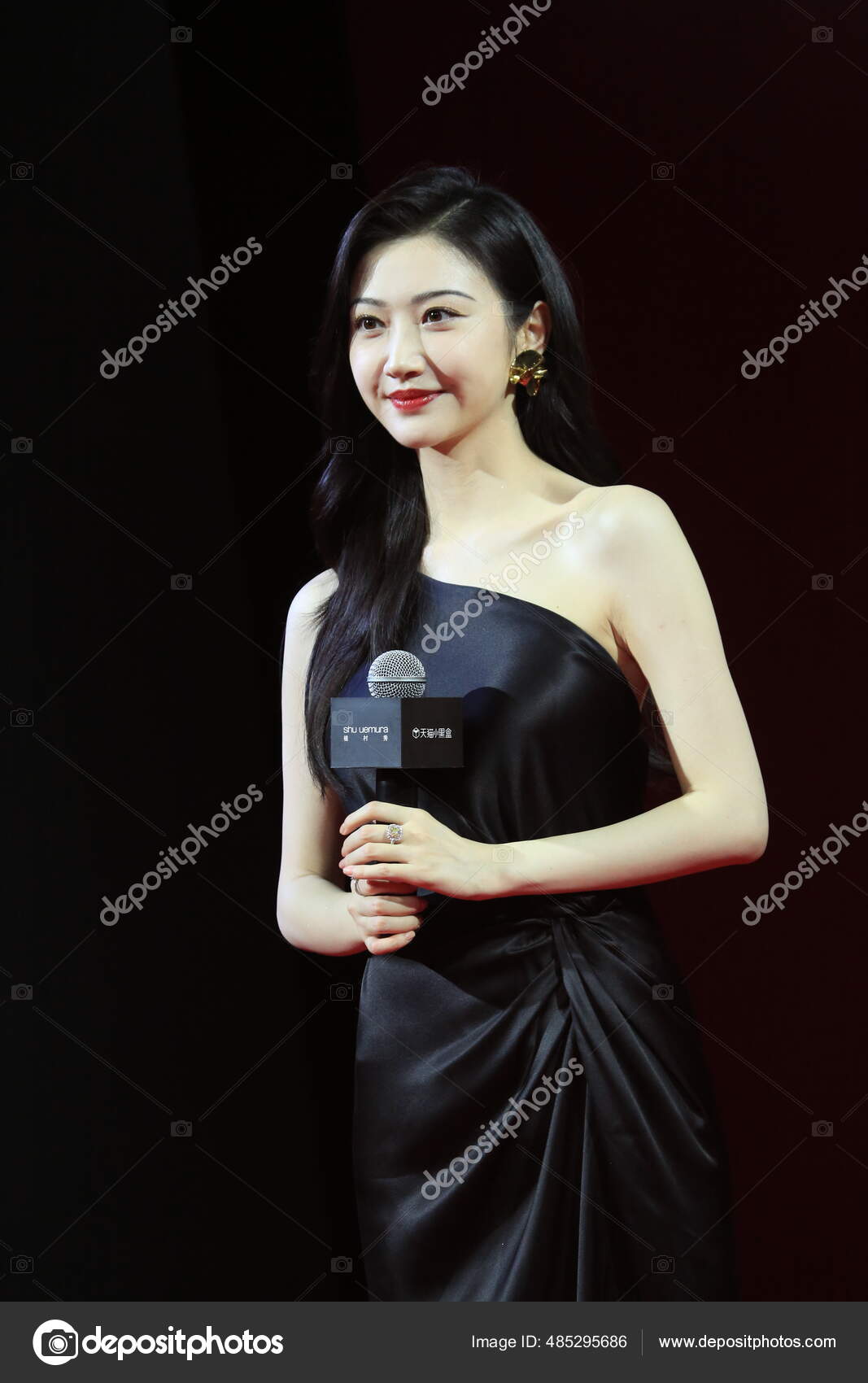 Chinese Actress Jingtian Wearing Strapless Black Dress Attends Press Conference — Stock ...