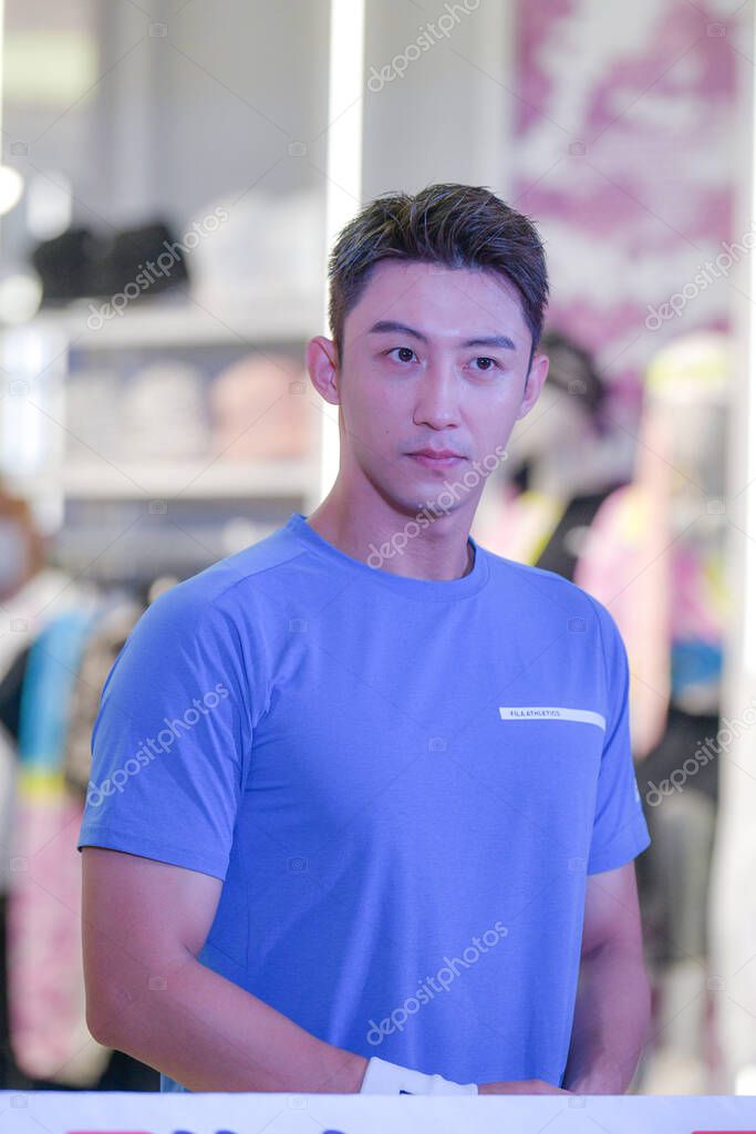 El actor y modelo chino Huang Jingyu, también conocido como Johnny ...