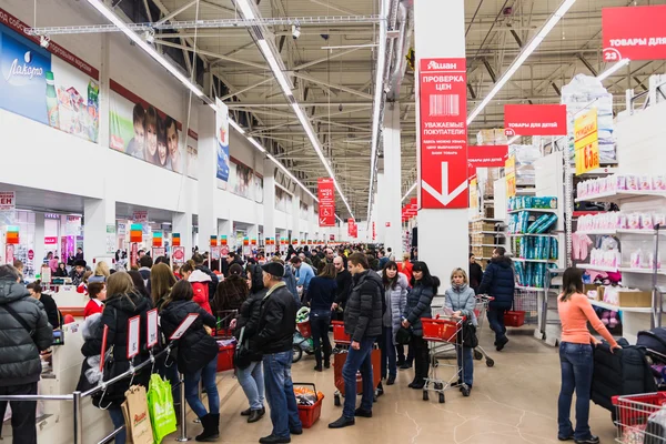 Queue at the supermarket – Stock Editorial Photo © zhykova #64628323