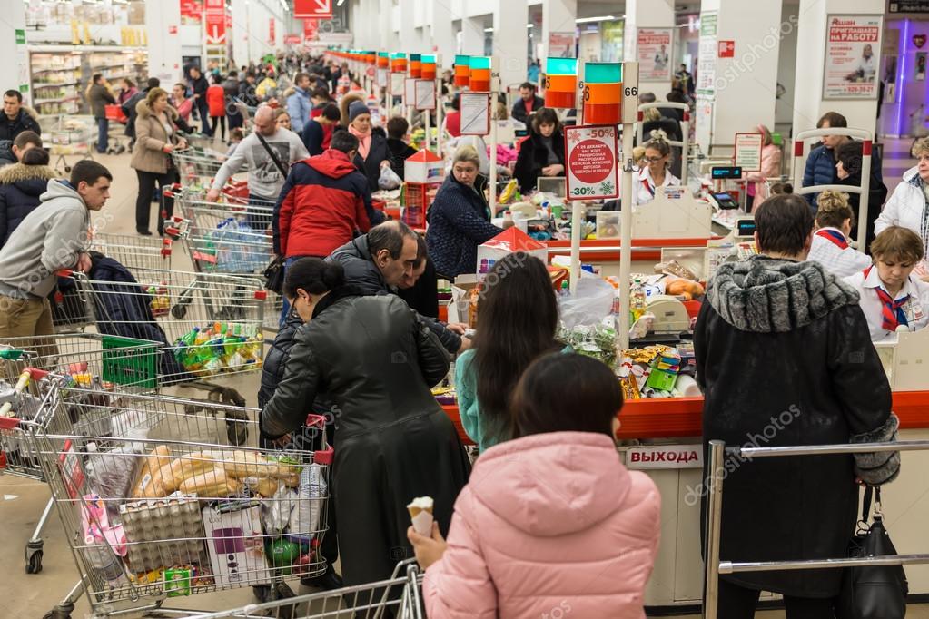 Queue at the supermarket – Stock Editorial Photo © zhykova #64628323