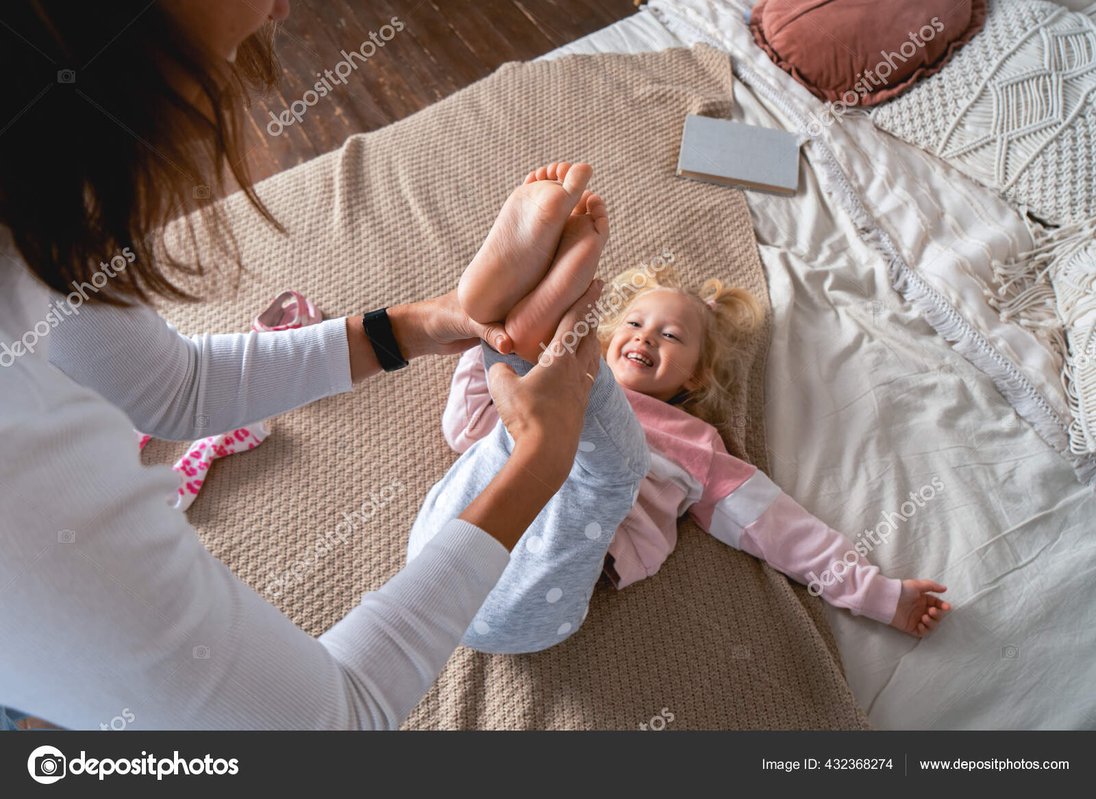 Mom tickles her little daughters feet. The girl laughs merrily. — Stock ...