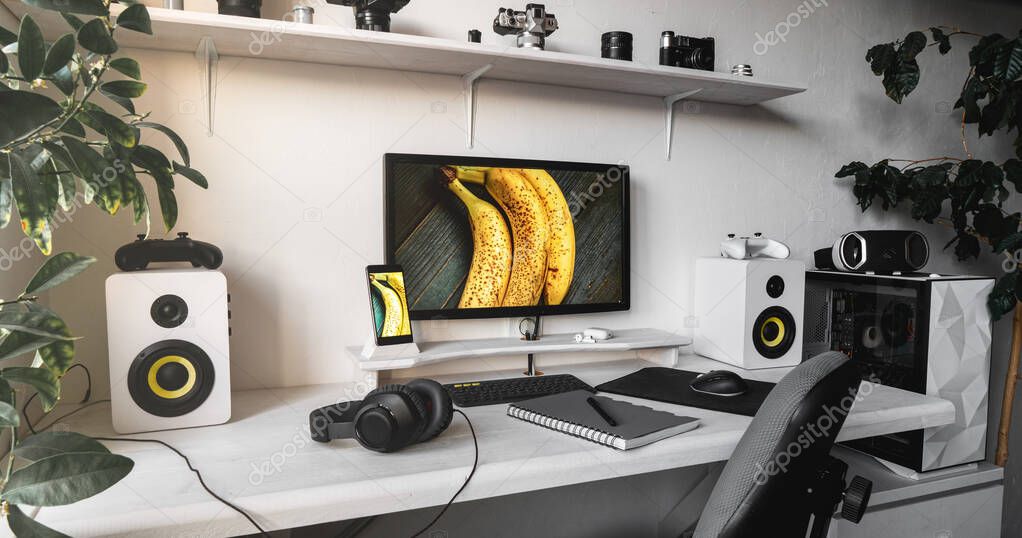 Vista general cómoda oficina en el hogar lugar de trabajo del fotógrafo ...
