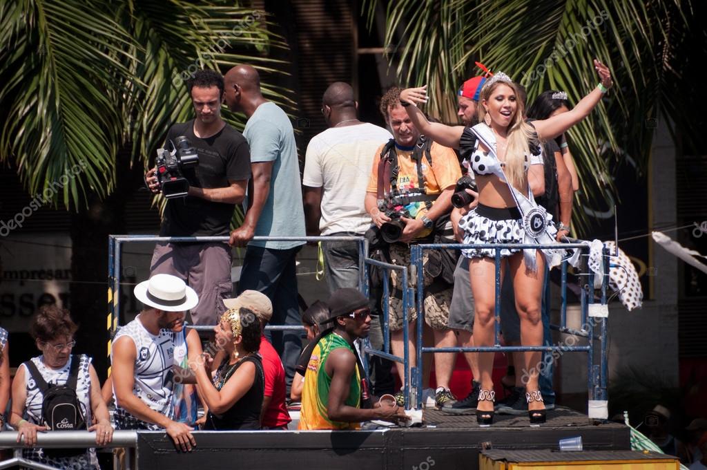 Thousands of revellers on Rio's largest carnival – Stock Editorial ...
