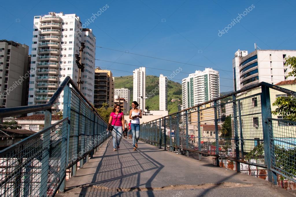 Pedestrians on round bridge — Stock Editorial Photo © dabldy #103112334
