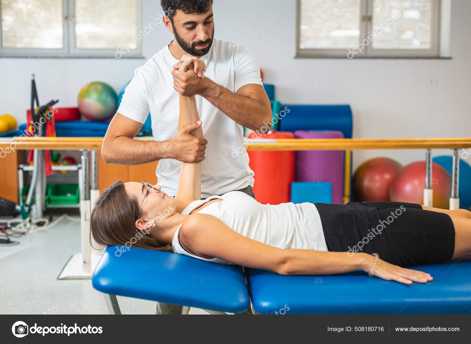 Physio treatment - elbow extension exercises — Stock Photo © 24K-Production #508180716
