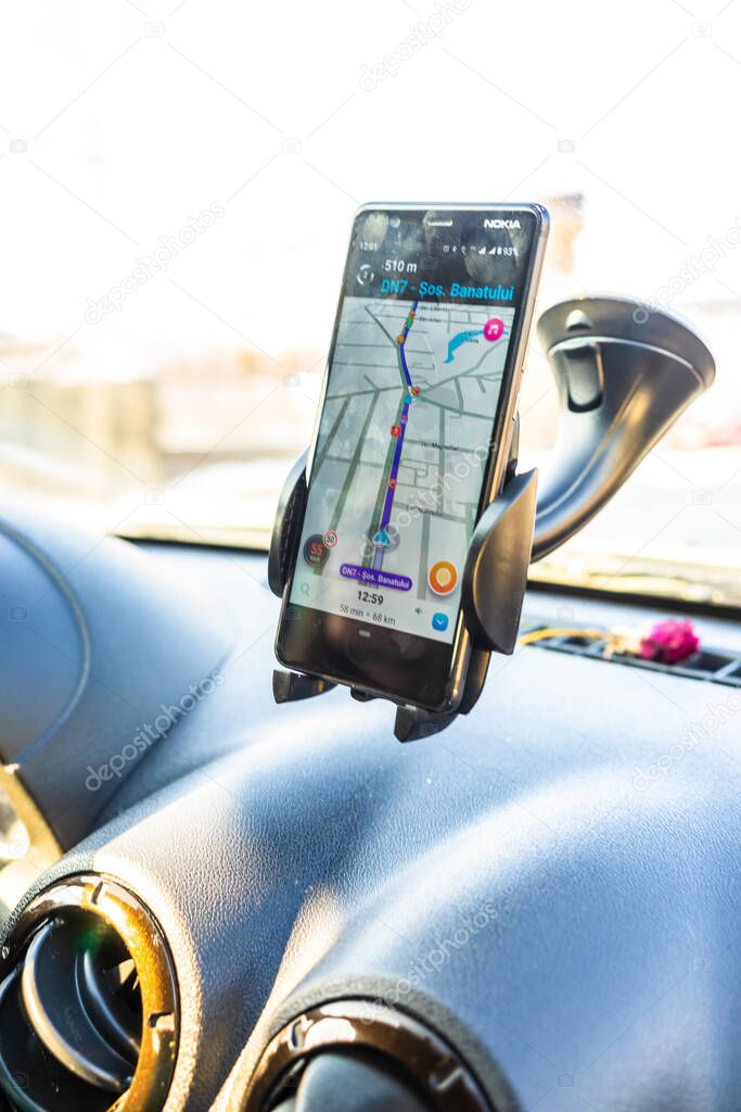 El uso de waze mapas aplicación en el teléfono inteligente en el ...