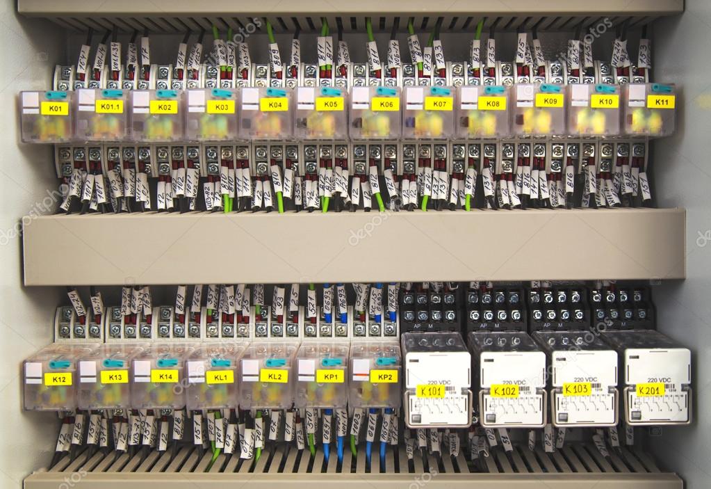 Panel de relés con relés y cables 2024