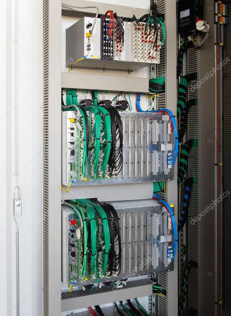 Panel de control con dispositivos de protección contra relés 2024