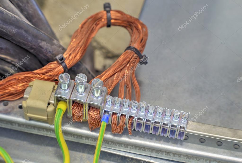 Terminales de puesta a tierra y cables en cubículo de control eléctrico ...