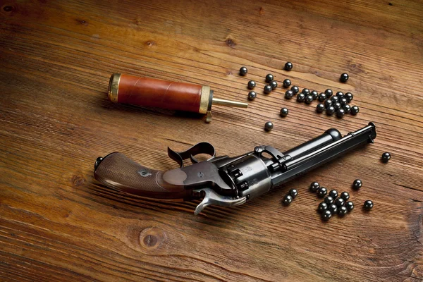 Fotos de Revolver antigo, Imagens de Revolver antigo sem royalties ...