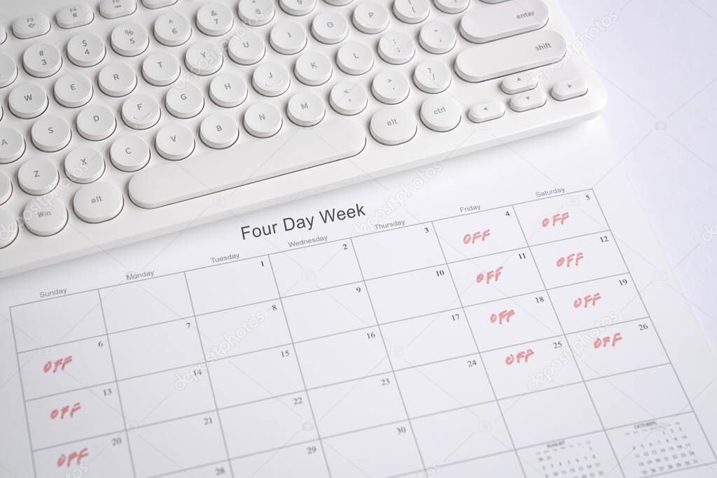 Calendario con semana de trabajo de cuatro días, días libres los ...