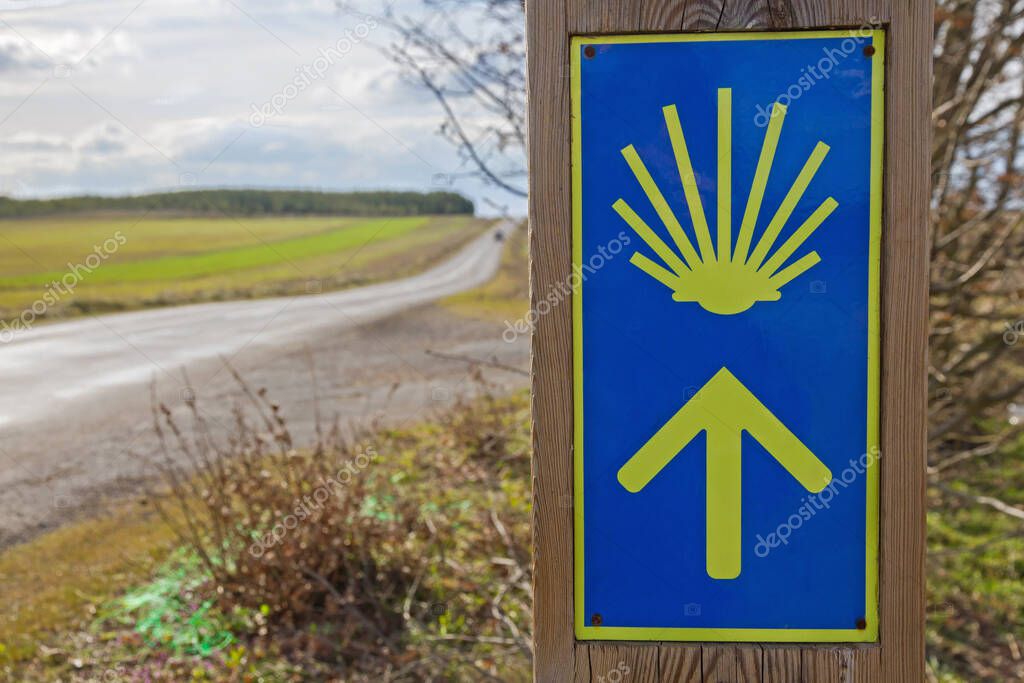 Símbolo de Flecha y Concha de Santiago en dirección señalización en el ...