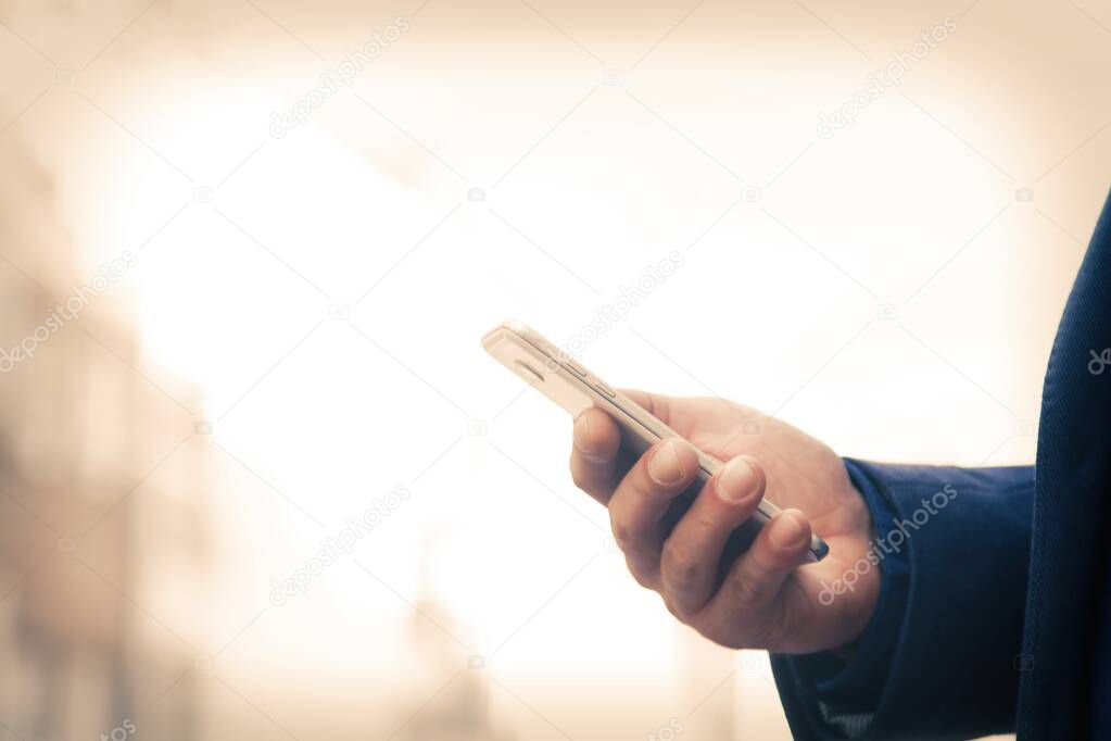 hombre de negocios usando tel fono m vil o celular en el balc n de la oficina 2024