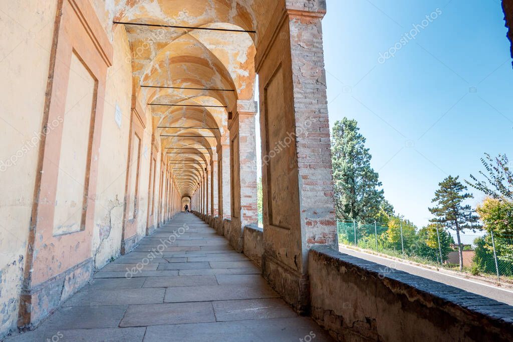 La galería de cuatro kilómetros de largo desde Porta Saragozza hasta la ...