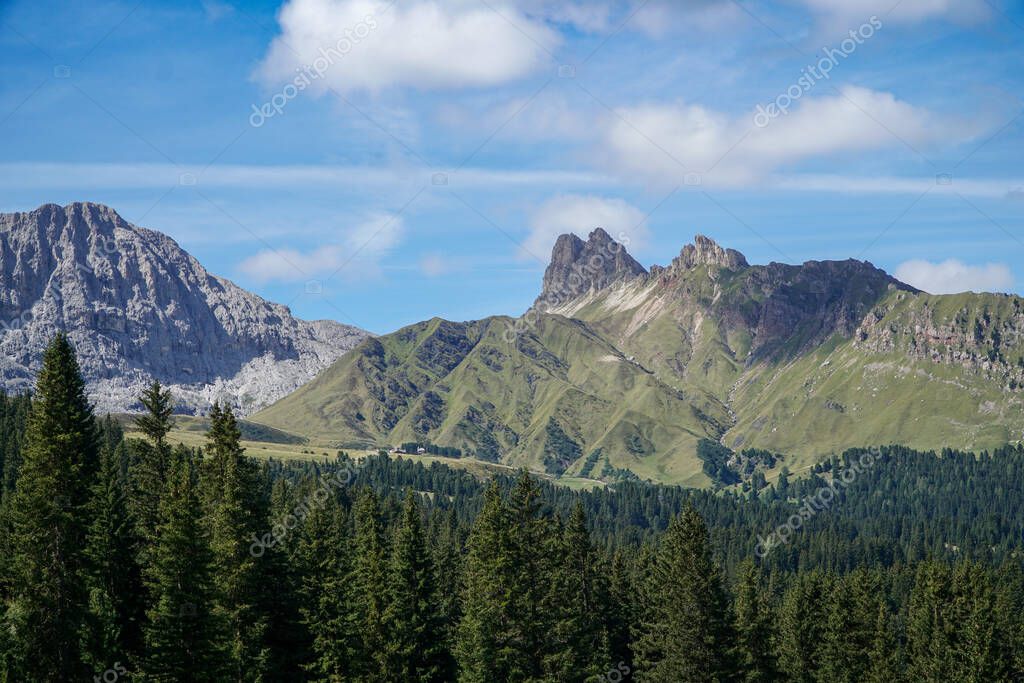 El distintivo Forcella Denti di Terrarossa en el Alpe di Siusi en los ...