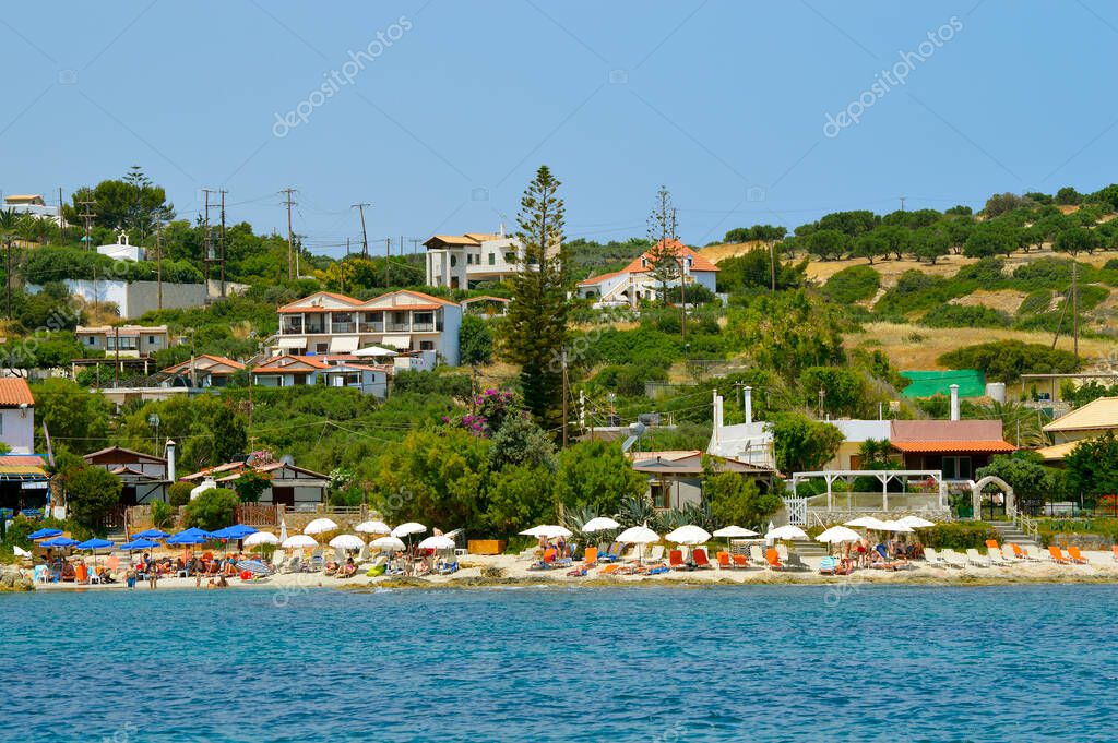 Turistas en la playa de Anissaras en Creta el más grande y más poblado ...