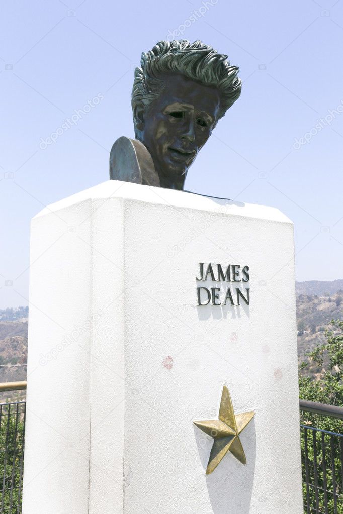busto de James Dean con besos marcas de fans en el observatorio ...