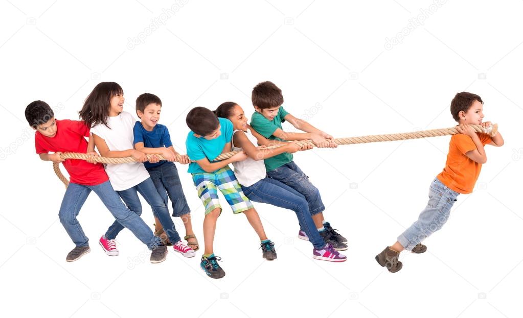 Grupo de niños tirando la cuerda — Fotos de Stock © luislouro #63971415