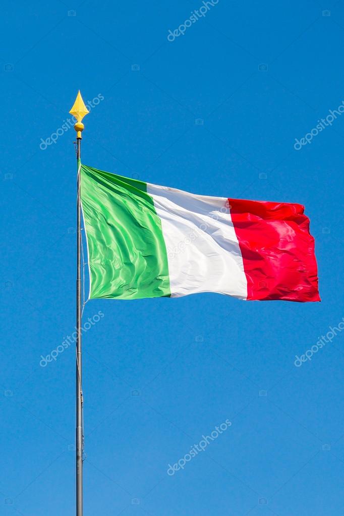 Bandera de Italia ondeando en el cielo azul 2024