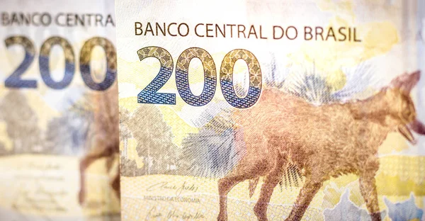 El detalle del billete de doscientos reales. El real es la moneda de ...