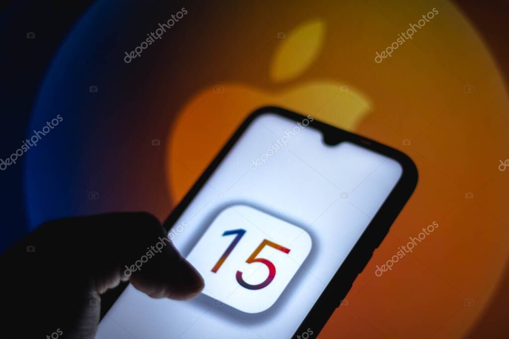 8 de junio de 2021, 2021, Brasil. En esta ilustración de la foto el logotipo de iOS 15 se ve en ...