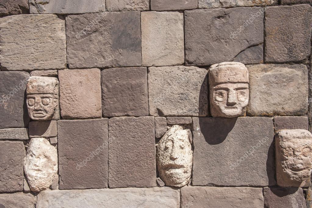 Muro facial en Tiwanaku, Altiplano, región de Titicaca, Bolivia 2023