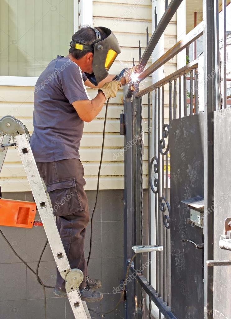 Download - Welding works of the metal gate — Stock Image