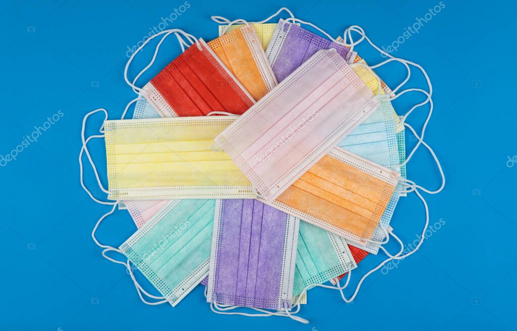 máscaras de colores sobre fondo azul. Máscara protectora quirúrgica ...