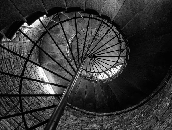 Una escalera de caracol en la Catedral de San Isaac. 2024