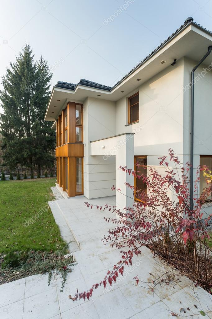 Tree behind house — Stock Editorial Photo © photographee.eu #69352301