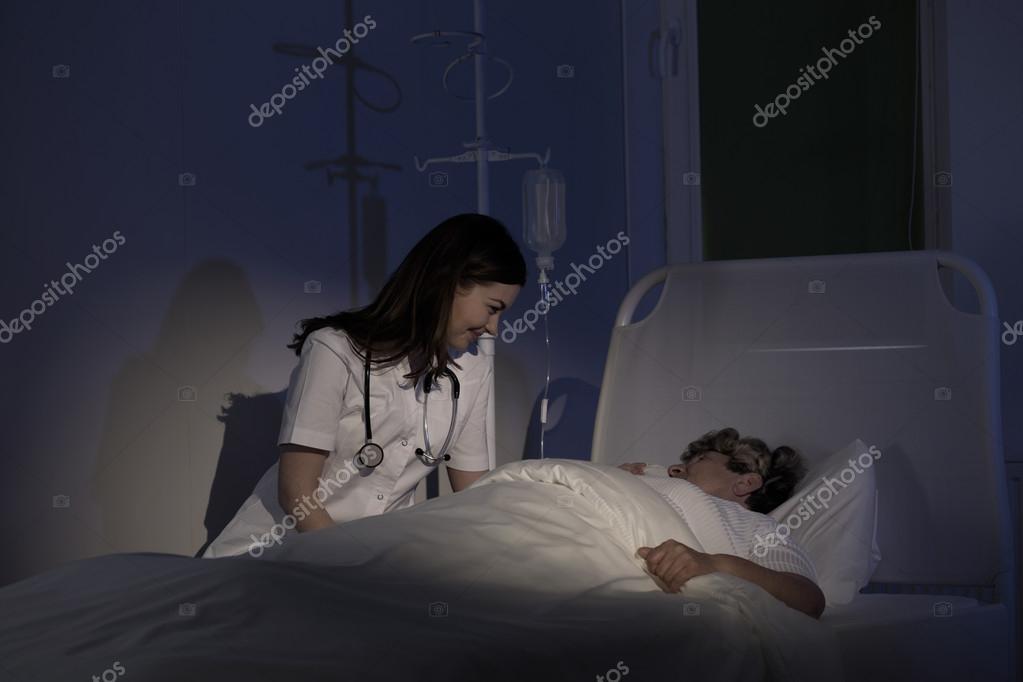 Atención al paciente con enfermedad terminal: fotografía de stock ...