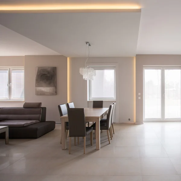 Spacieuse maison moderne meublée Stock Photos, Royalty Free Spacieuse ...