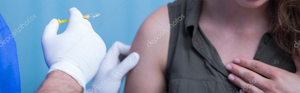 Nurse giving intramuscular injection — Stock Photo © photographee.eu ...