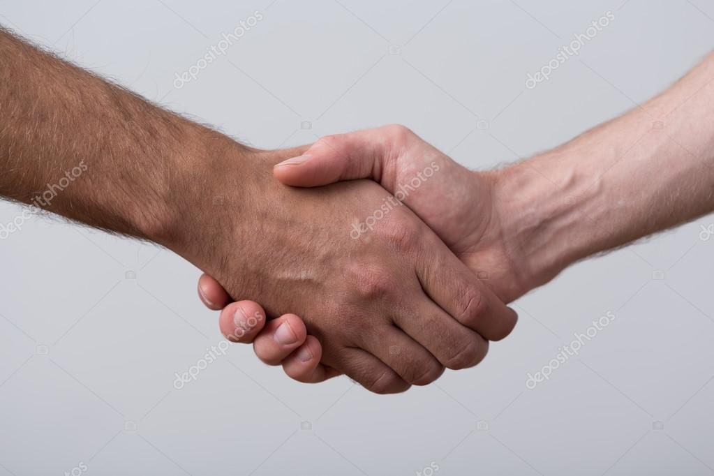 Primer plano de la gente estrechando las manos: fotografía de stock ...