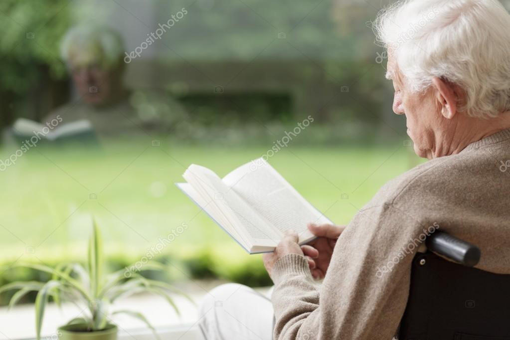 Old man reading a book Stock Photo by ©photographee.eu 91607426