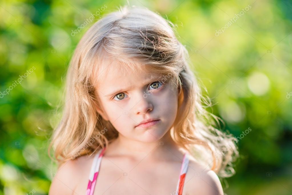 Närbild Porträtt Av Omtänksam Liten Tjej Med Långt Blont Hår Solig