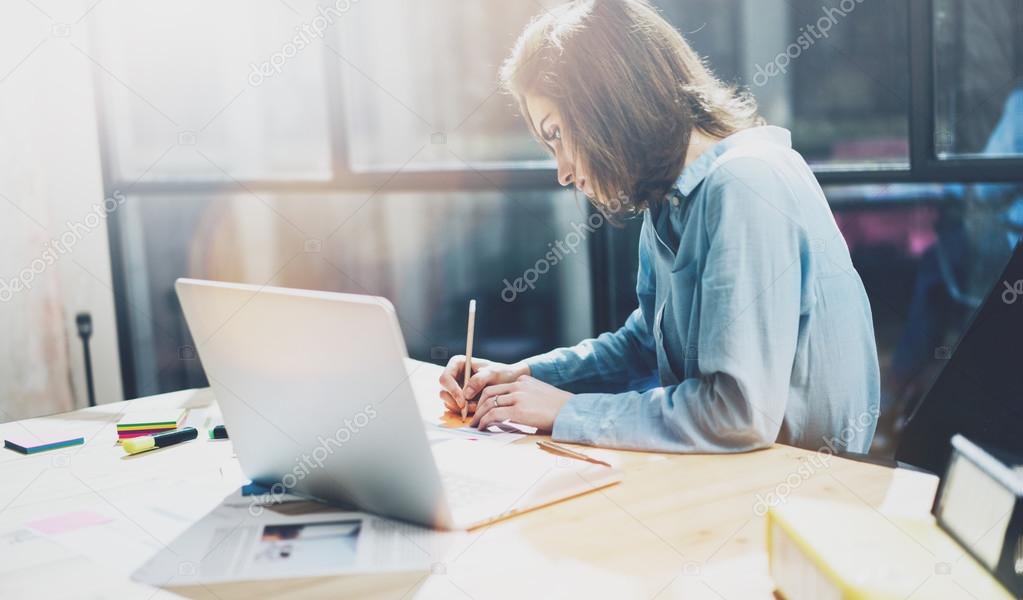 Gerente de cuenta de trabajo picture.Photo joven mujer de negocios ...